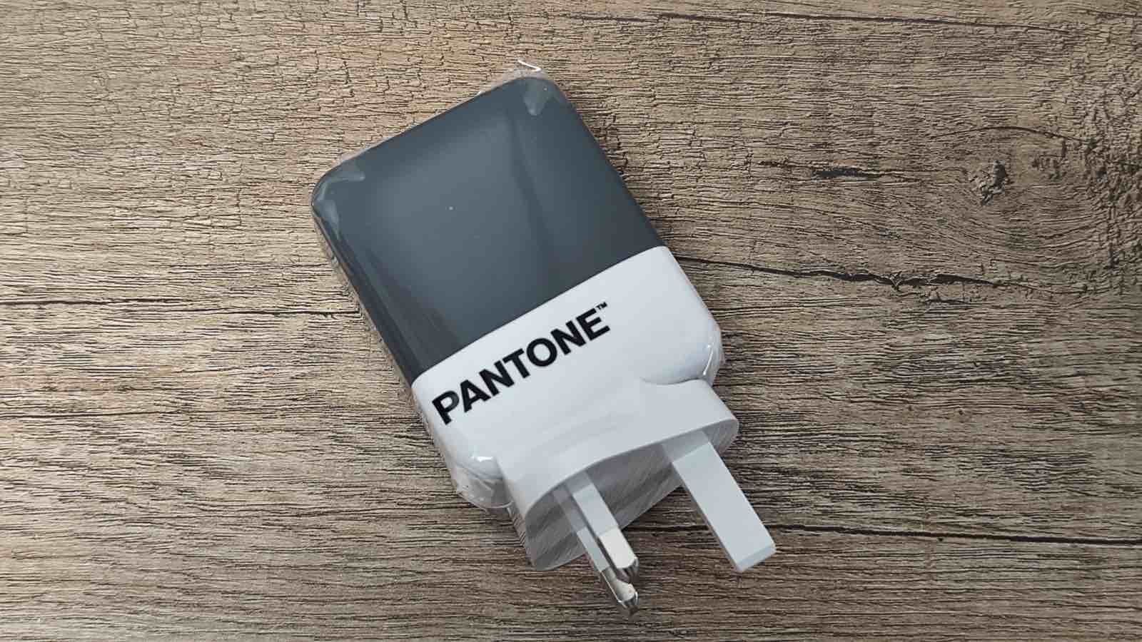 【開箱評測】$200 的 PANTONE 4 Ports 24W 旅行充電轉插 | Techritual 香港
