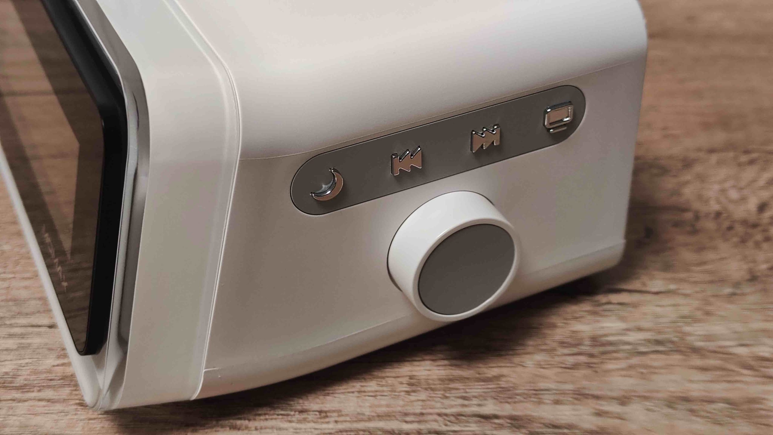 【開箱評測】$398 的 momax Q.Clock 2 無線充電電子鬧鐘 | Techritual 香港