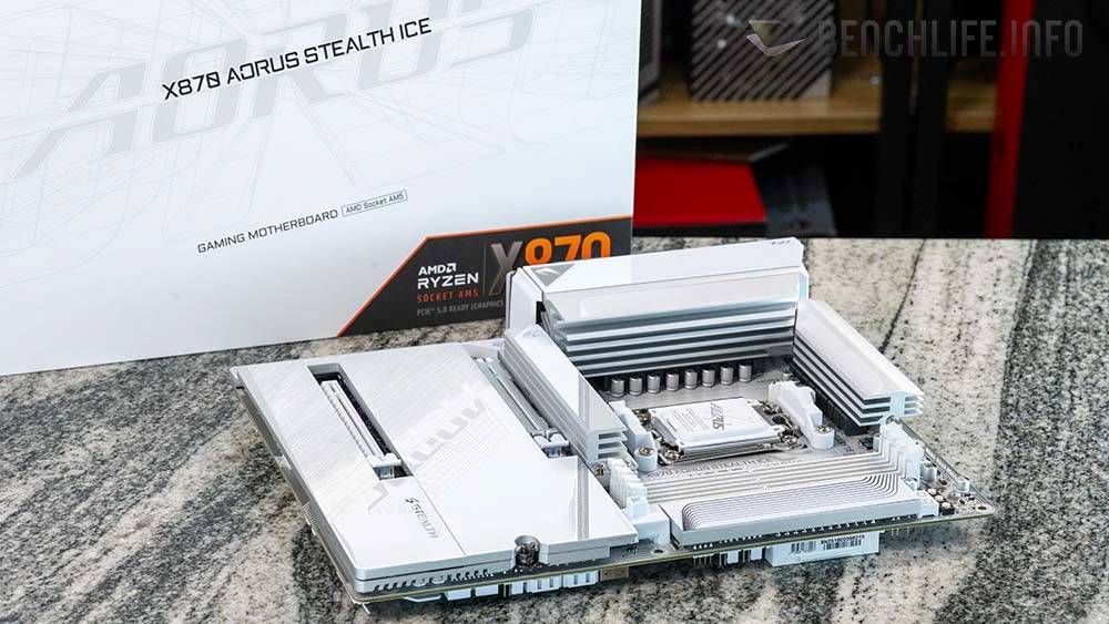 【開箱測試】GIGABYTE X870 AORUS STEALTH ICE，背插式主機板 | Techritual 香港